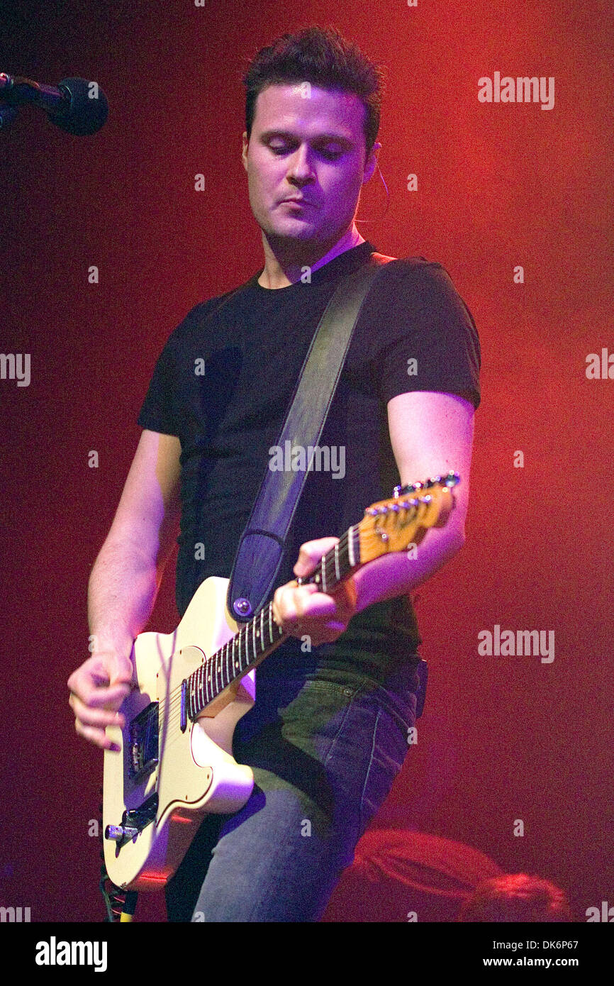 Jon Fratelli real name John Lawler of Fratellis performing at O2 ABC ...