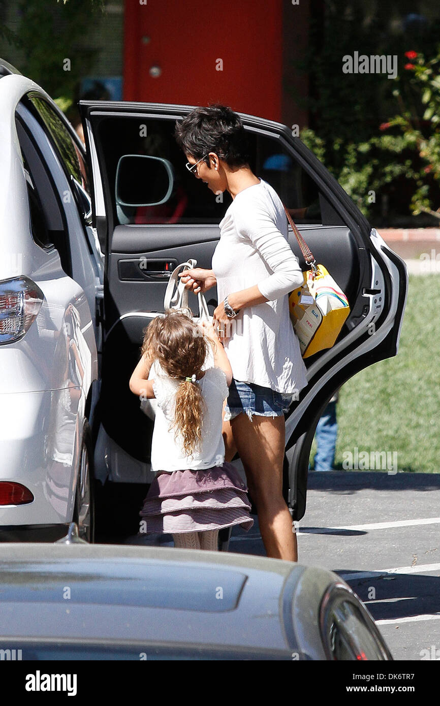 Halle Berry picking up her daughter Nahla Aubry from school Los Angeles, California - 14.03.12 ...