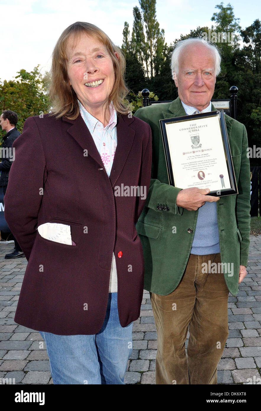 Penny Cuthbertson and Hon.Desmond Guinness Guinness Family officially ...