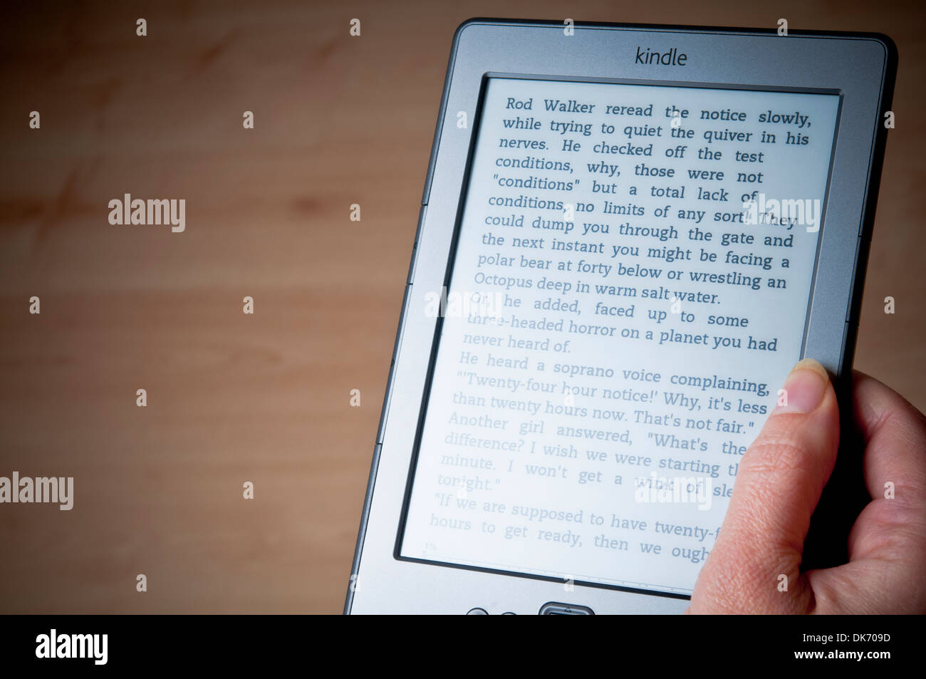 woman hand holding a Kindle e-book reader Stock Photo - Alamy