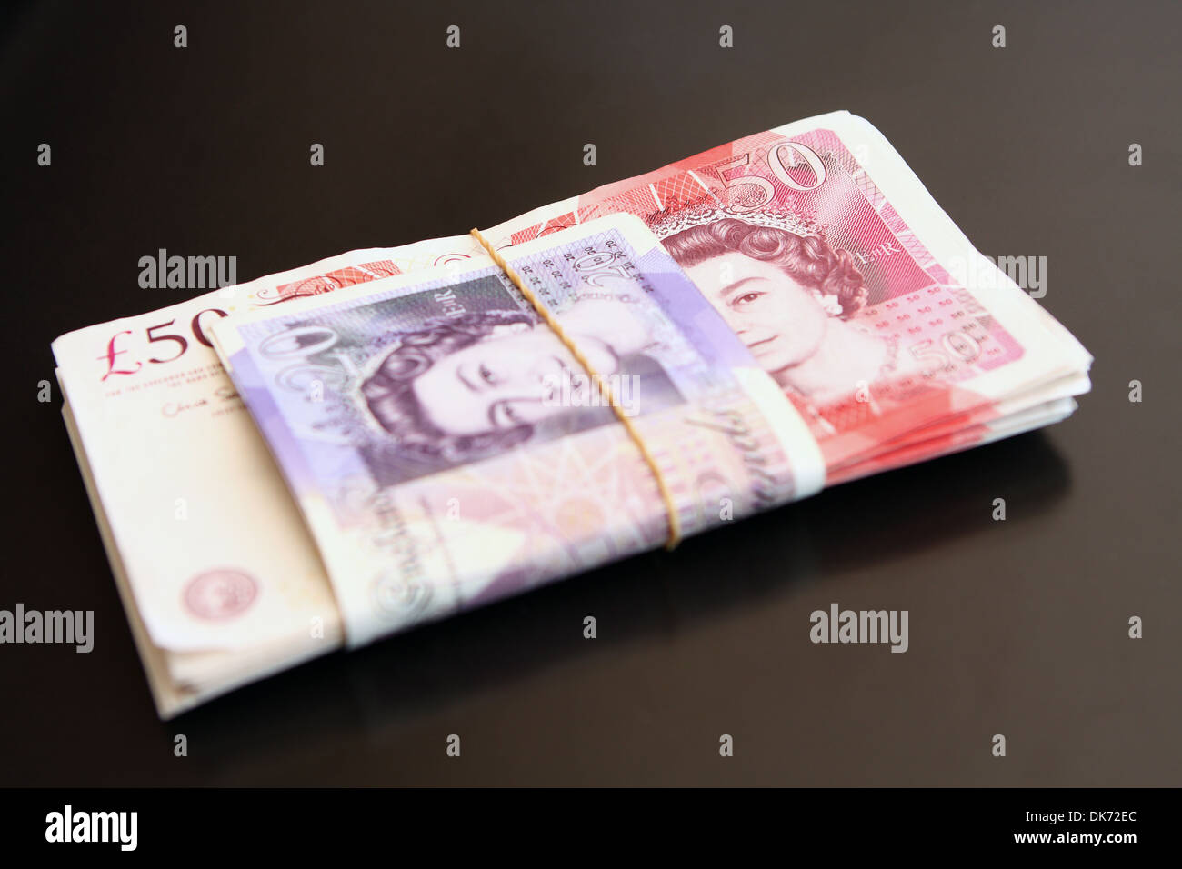 Bundles of twenty pounds notes hi-res stock photography and images - Alamy