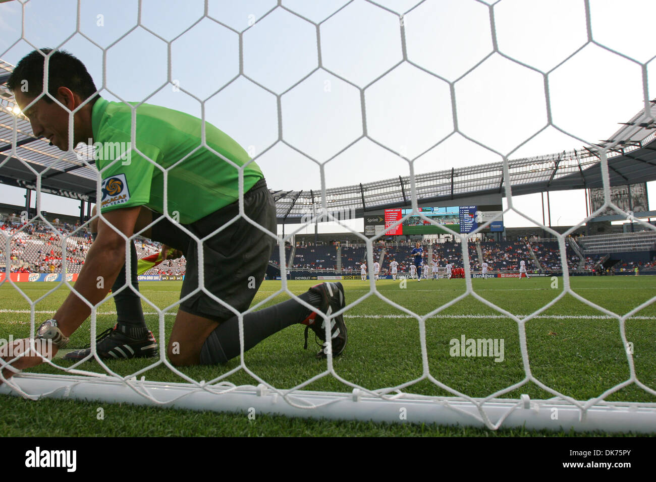 June 14, 2011 - Kansas City, Kansas, U.S - Referee Lopez checks the net ...