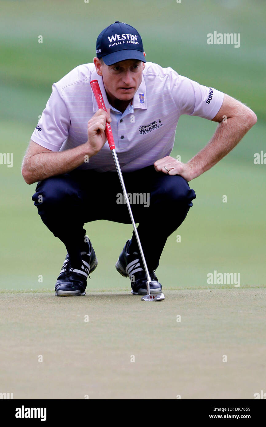 Eyes up a putt hi-res stock photography and images - Alamy