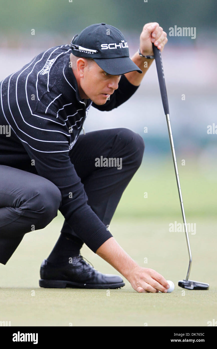 June 16, 2011 - Bethesda, Maryland, U.S. - HENRIK STENSON lines up a ...