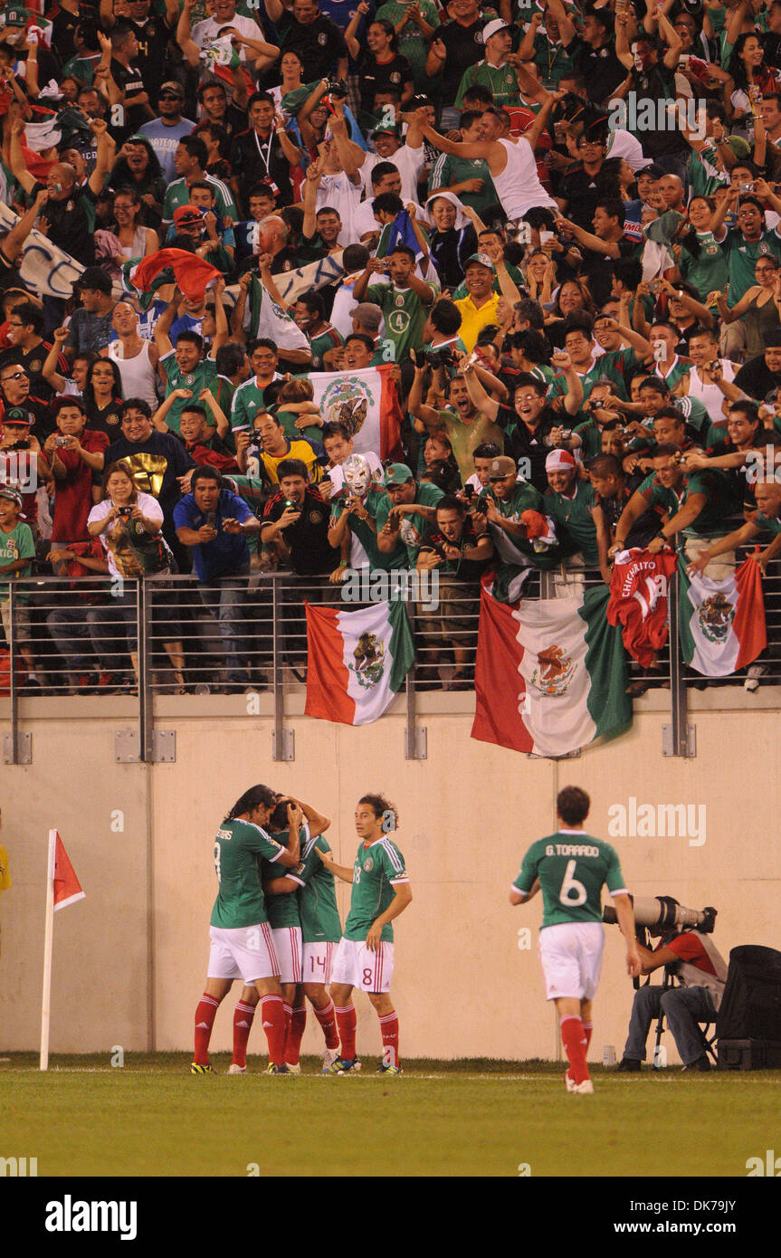 Mexican soccer players celebrate goal hi-res stock photography and ...