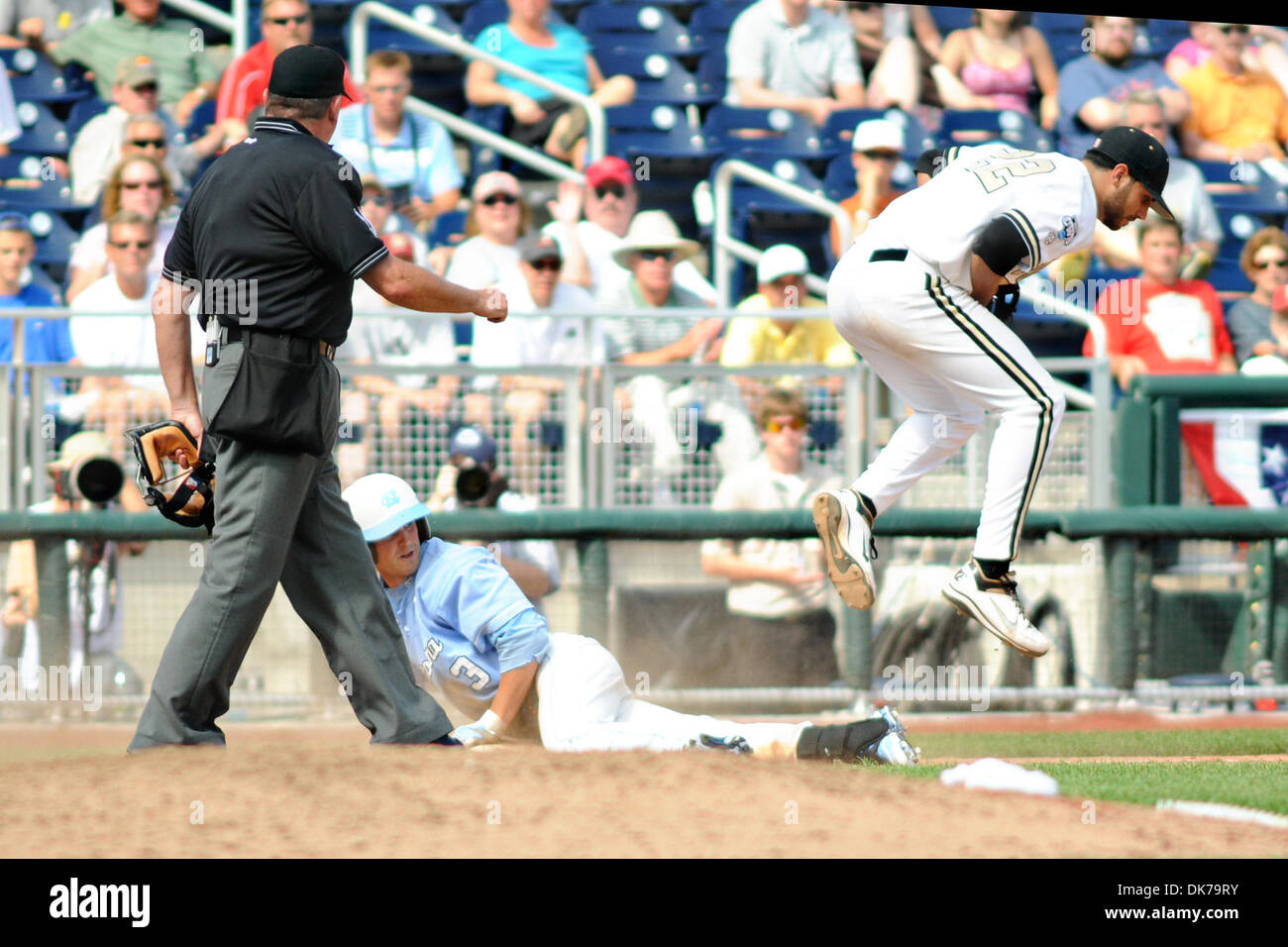 June 18, 2011 - Omaha, Nebraska, U.S - Ben Bunting (3) hit a triple in ...
