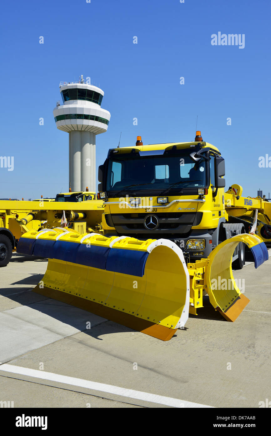 Airport snow uk hi-res stock photography and images - Alamy