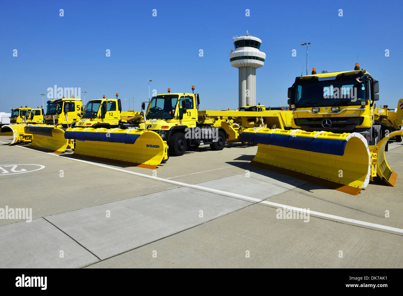 Airport snow uk hi-res stock photography and images - Alamy