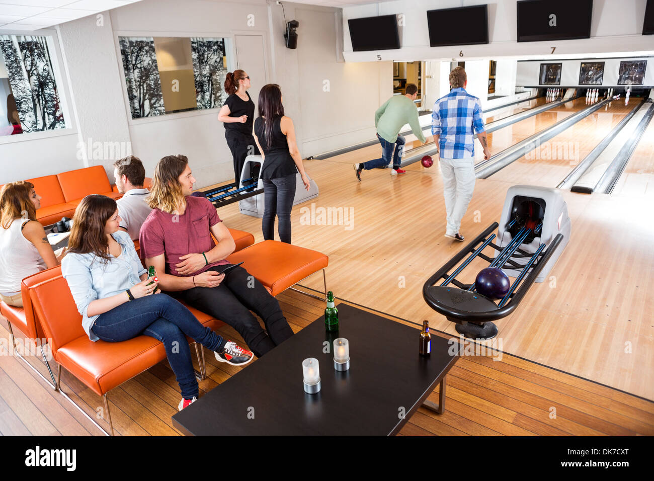 People having leisure time hi-res stock photography and images - Alamy