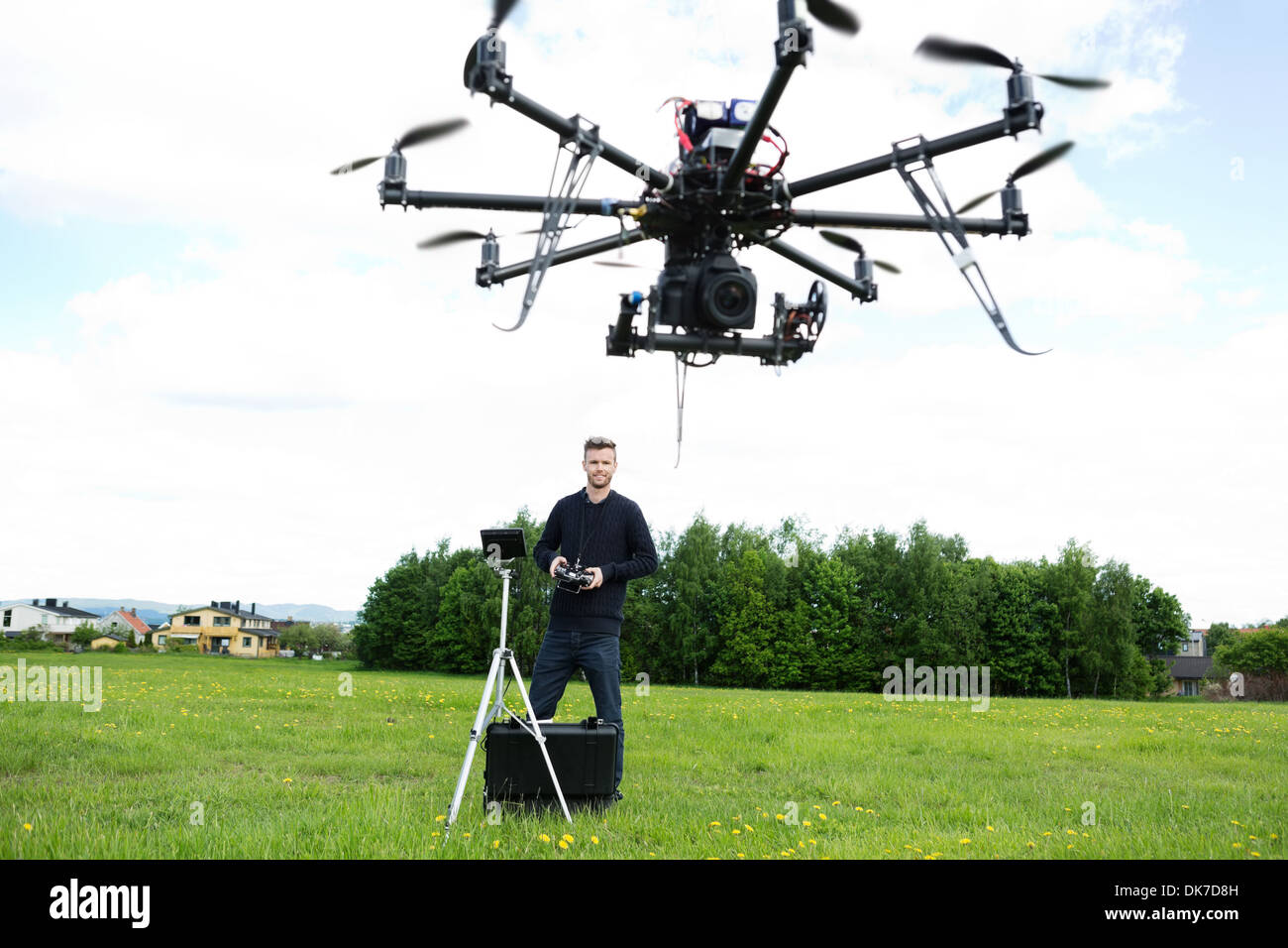 Flying uav hi-res stock photography and images - Alamy