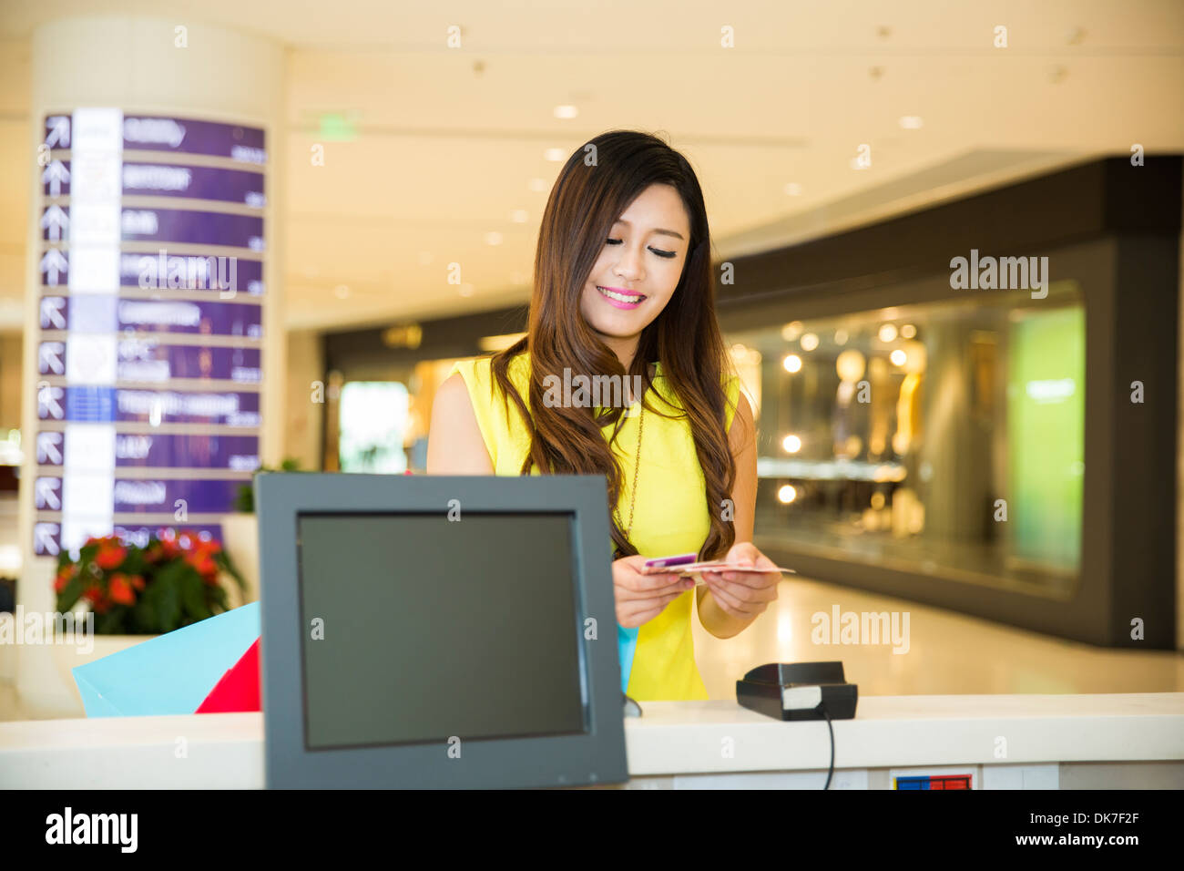 Shopping mall cash counter hi-res stock photography and images - Alamy