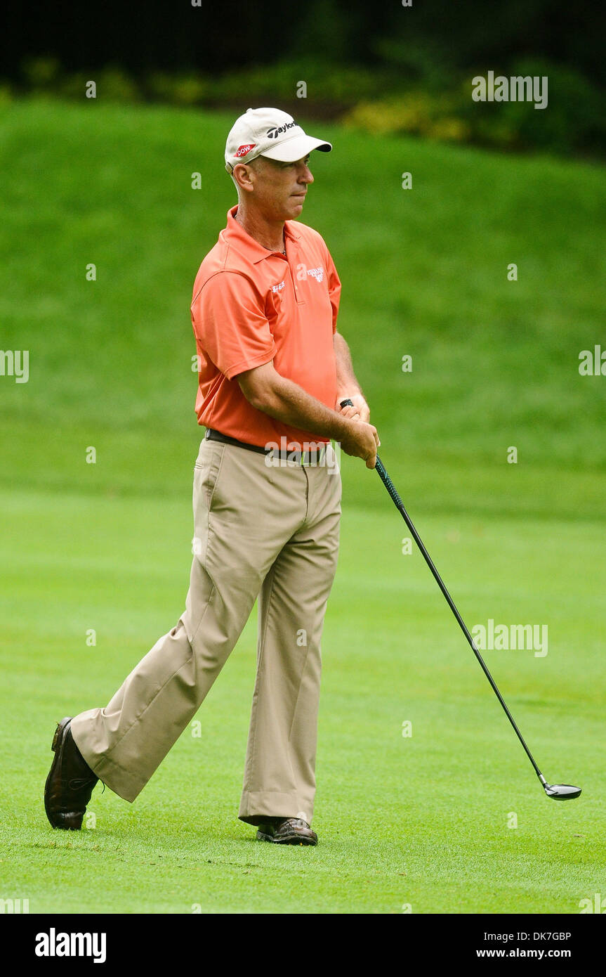 June 23, 2011 - Cromwell, Connecticut, U.S - Corey Pavin watches his ...