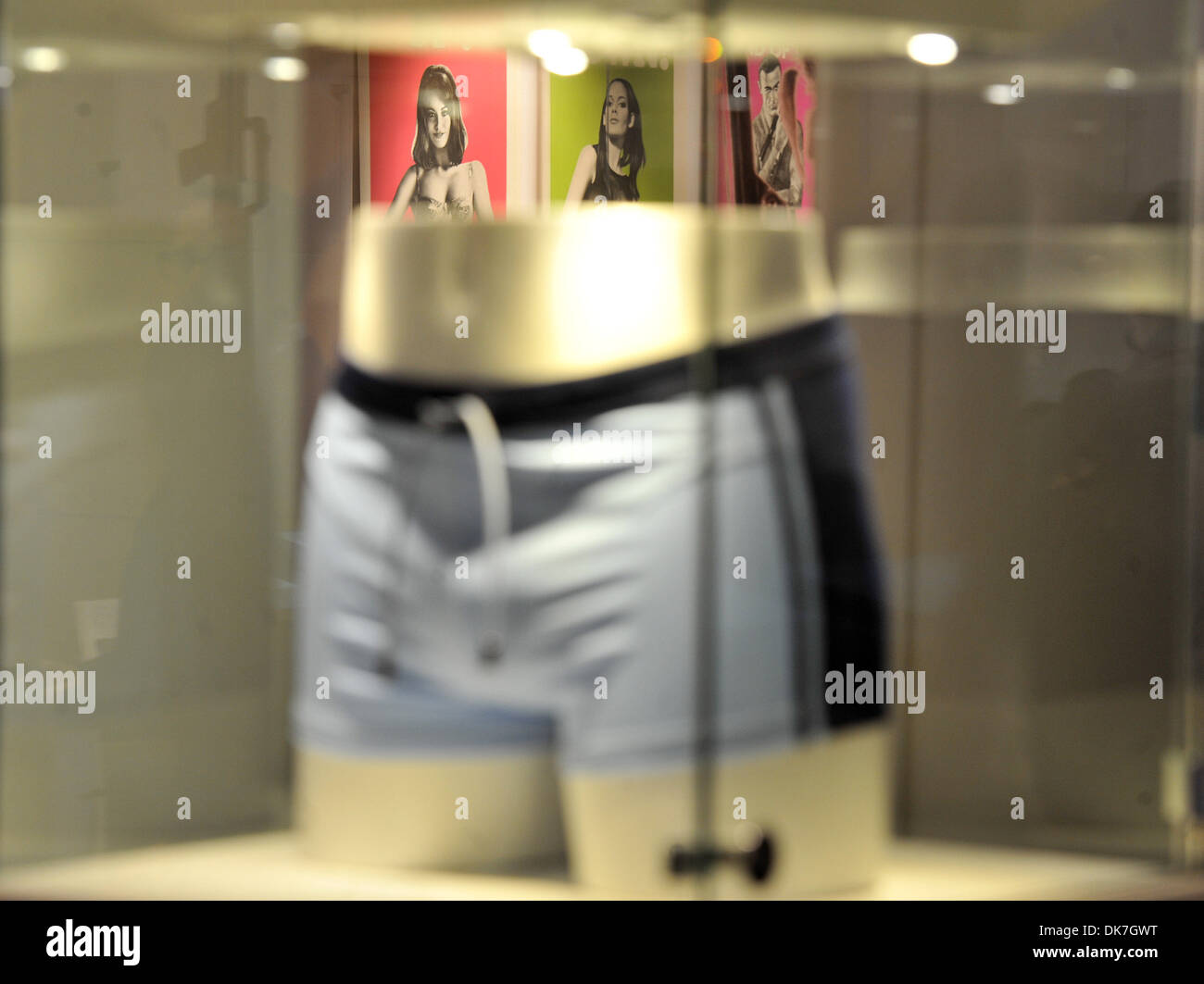 Daniel craig casino royale hi-res stock photography and images - Alamy