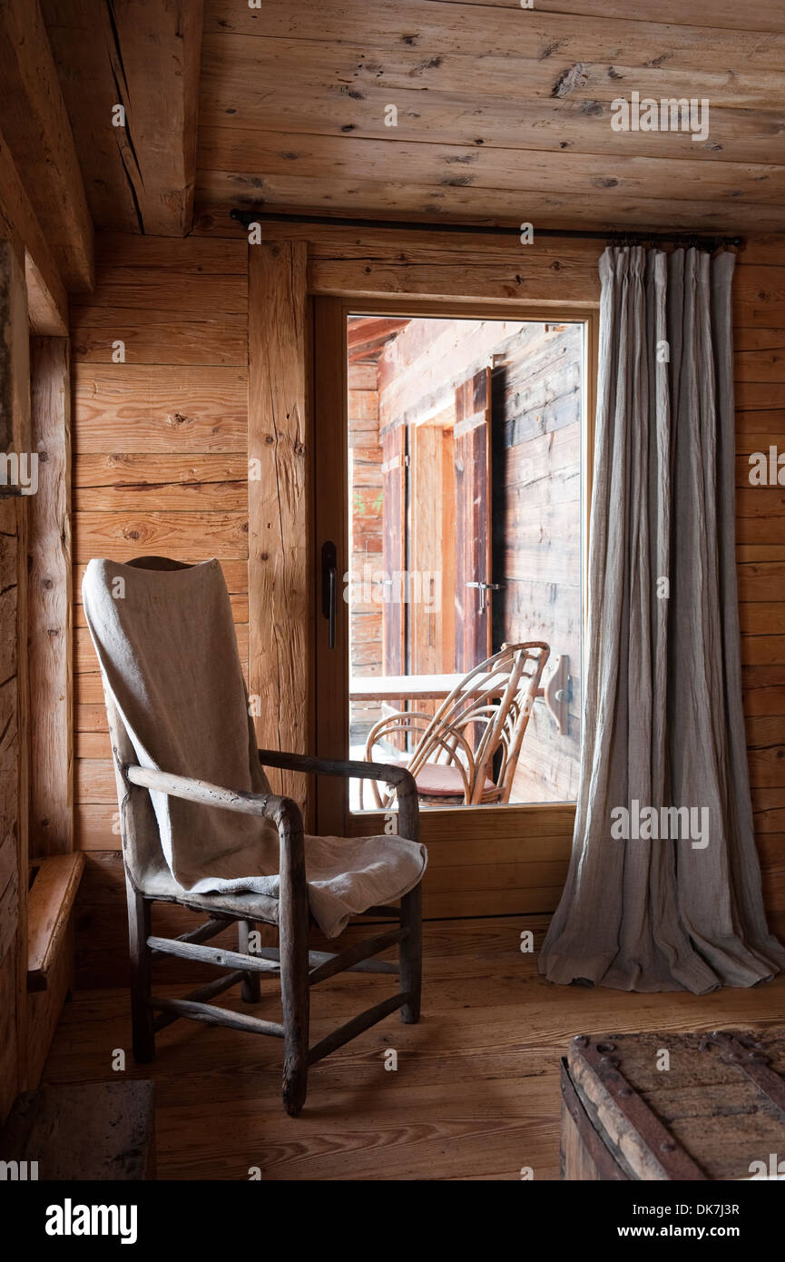 Old wooden chalet hi-res stock photography and images - Alamy