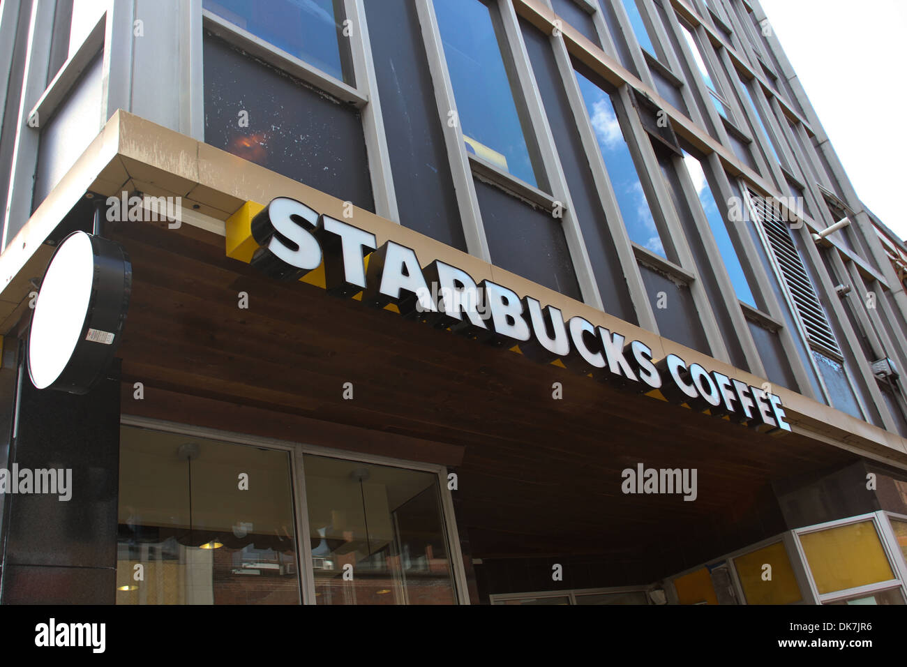 Waterfront starbucks hi-res stock photography and images - Alamy