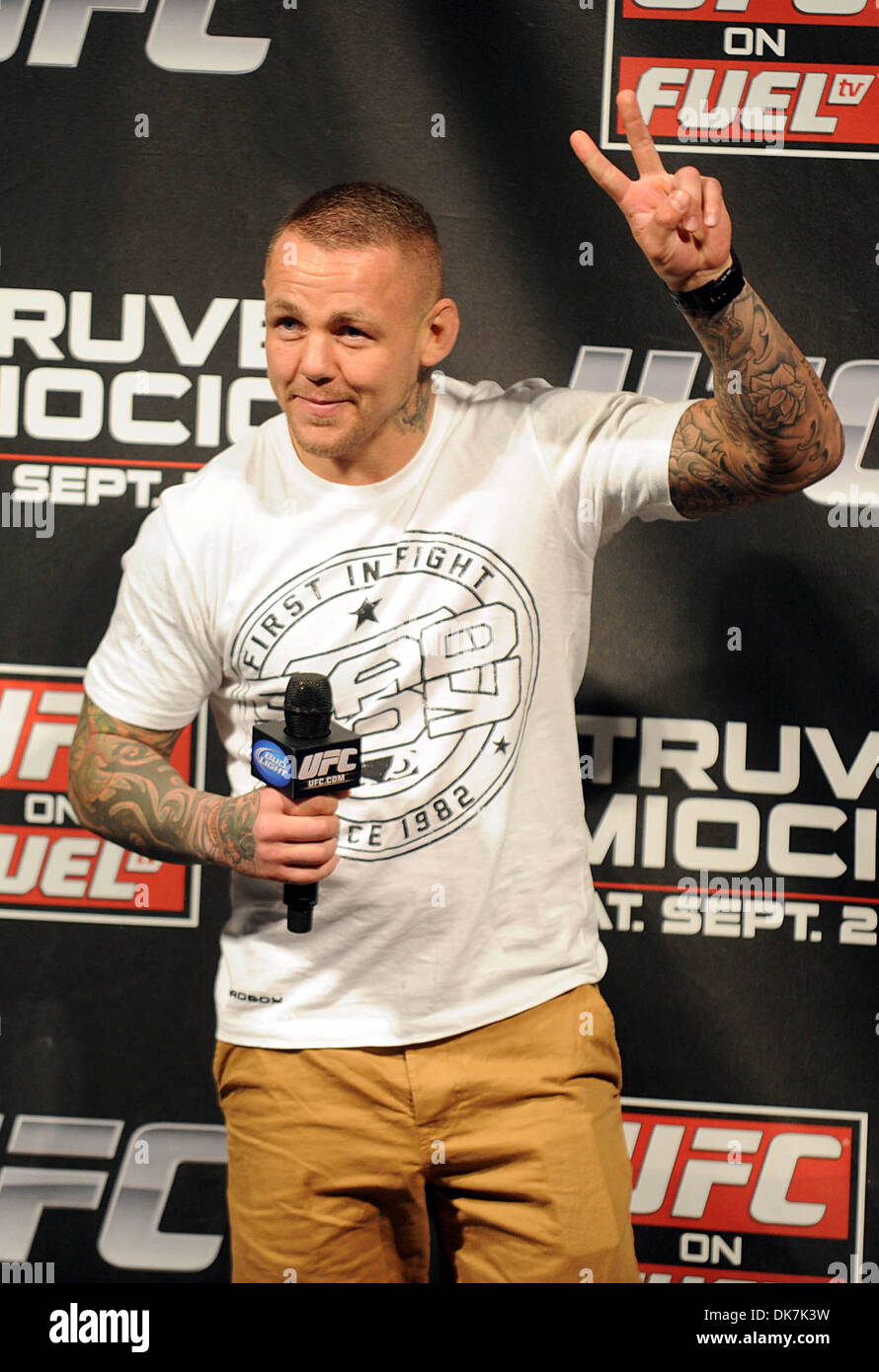 Ross pearson ultimate fighting championships hi-res stock photography ...