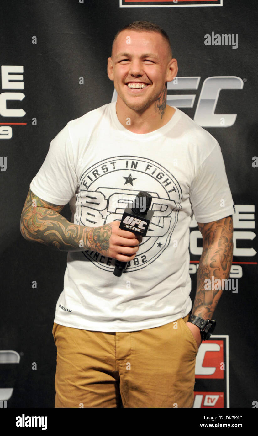 Ross pearson ultimate fighting championships hi-res stock photography ...