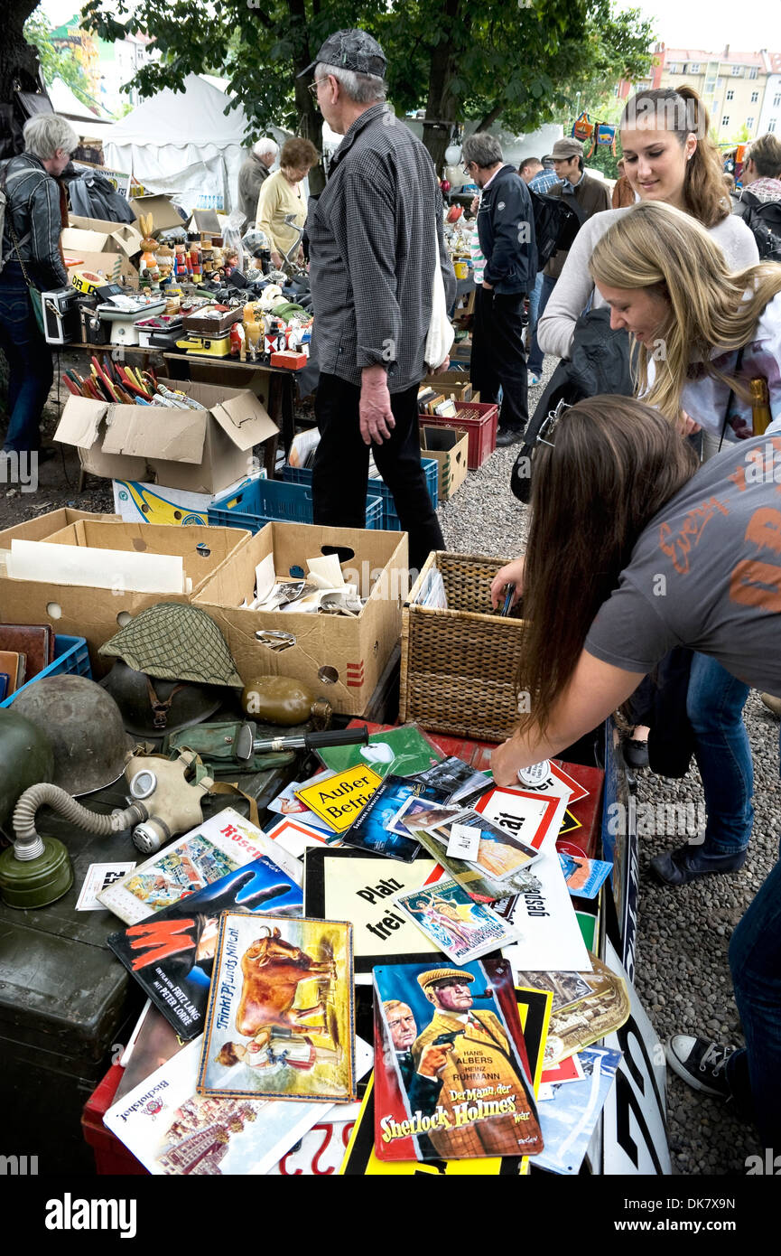 Shopping flea market hi-res stock photography and images - Alamy
