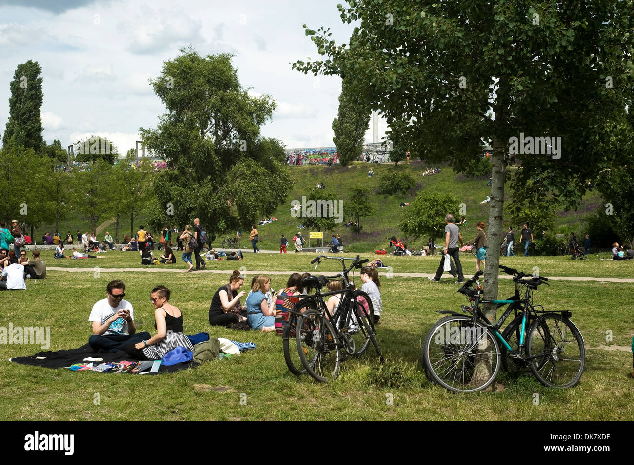 People is enjoy a picnic hi-res stock photography and images - Alamy