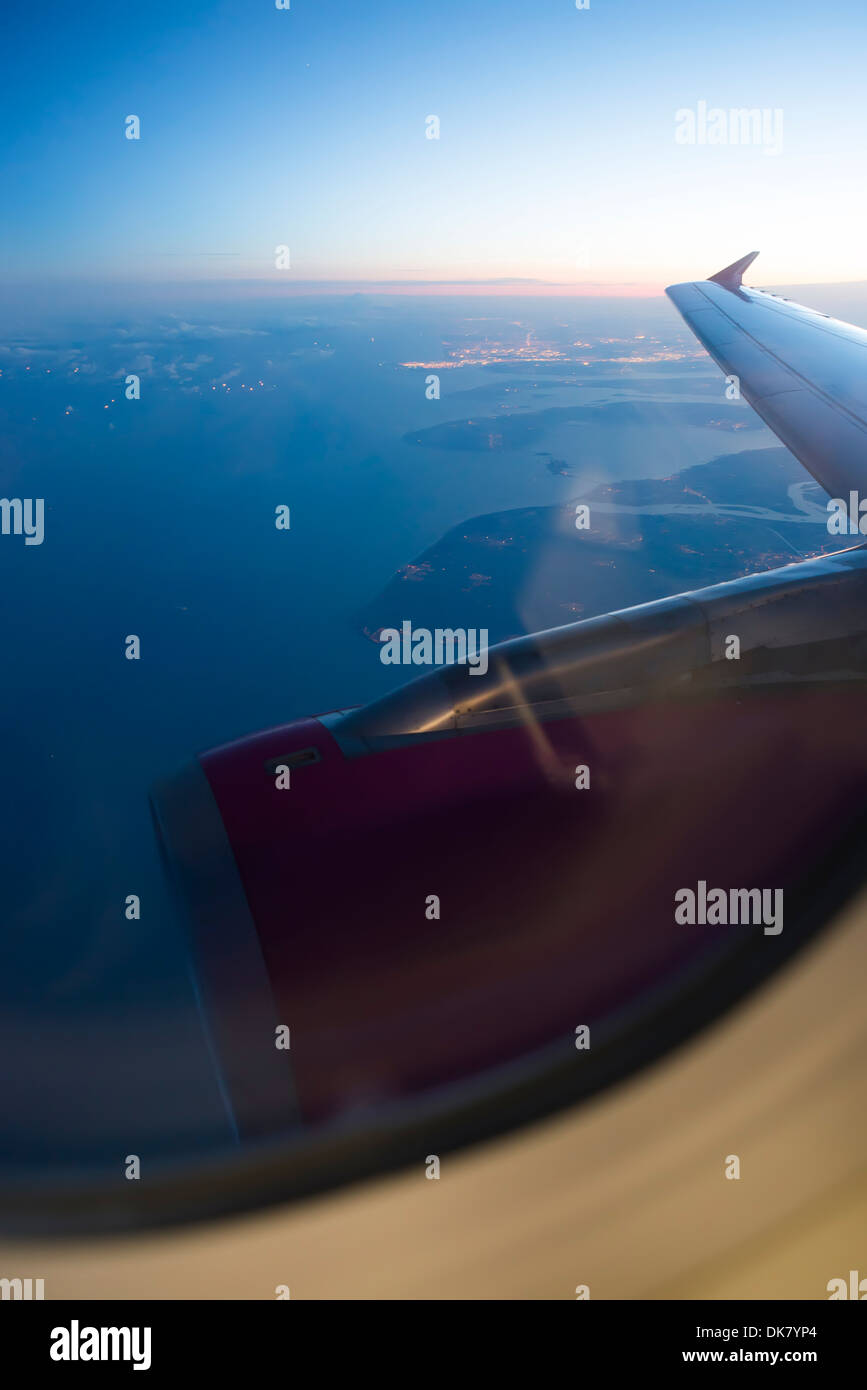 Night sky plane wing hi-res stock photography and images - Alamy