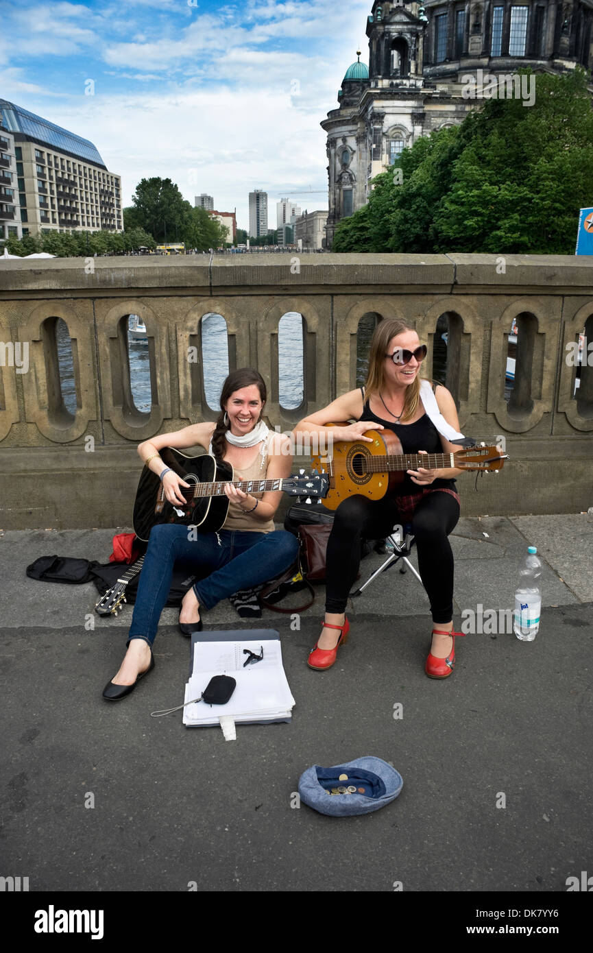 Female street musicians Stock Photo - Alamy