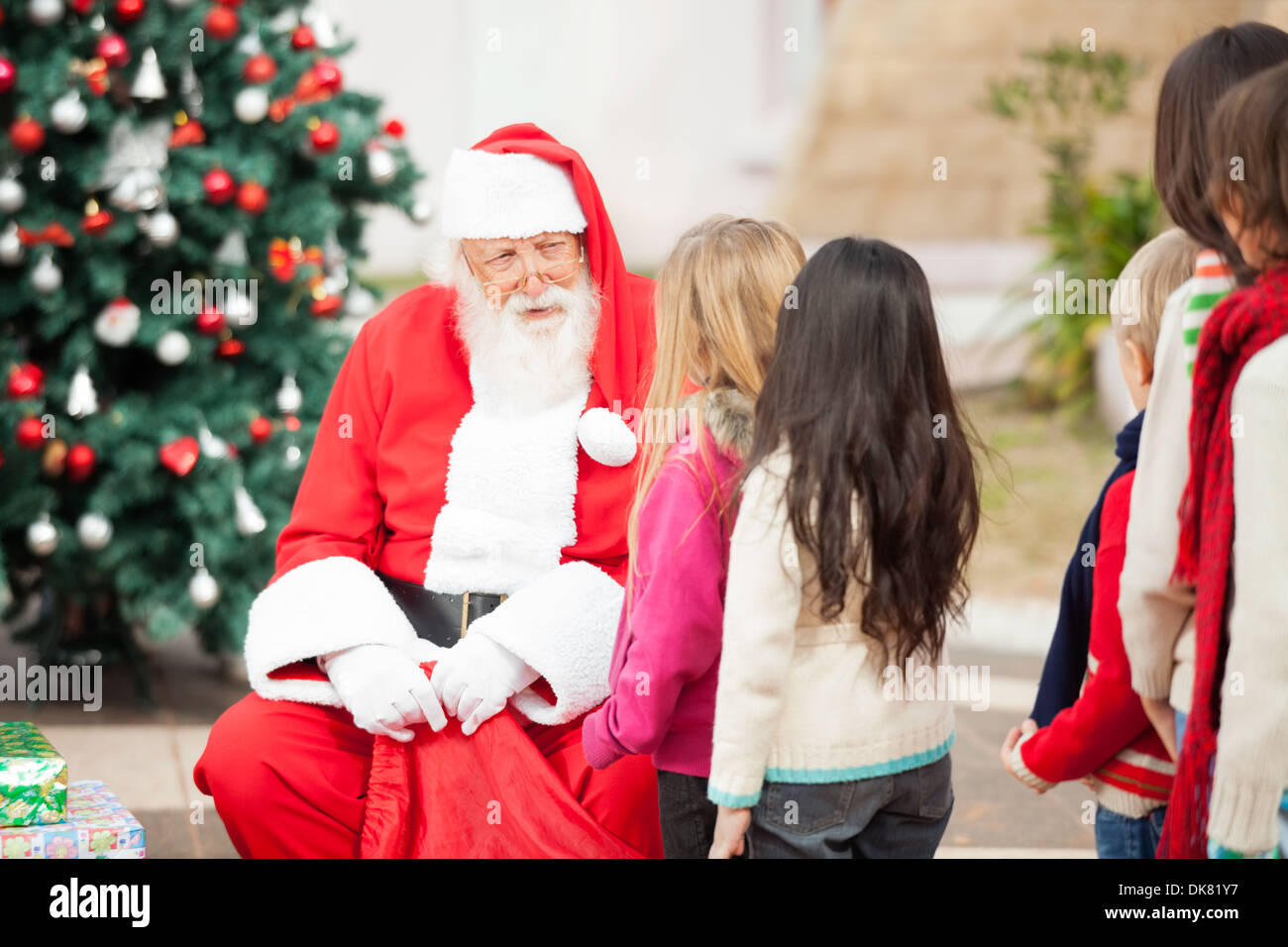 Standing in a queue hi-res stock photography and images - Alamy