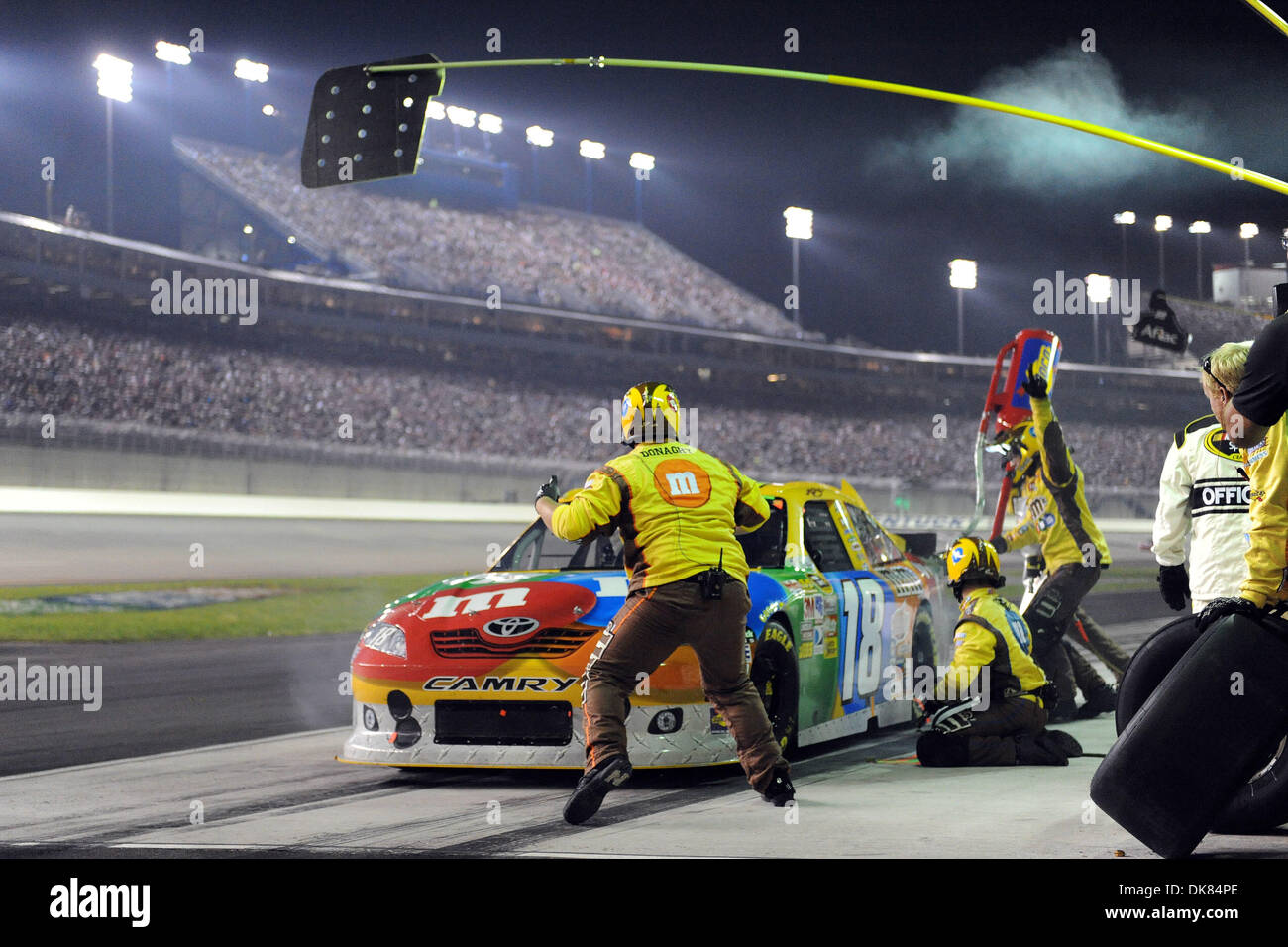 Kyle busch pit stop hi-res stock photography and images - Alamy