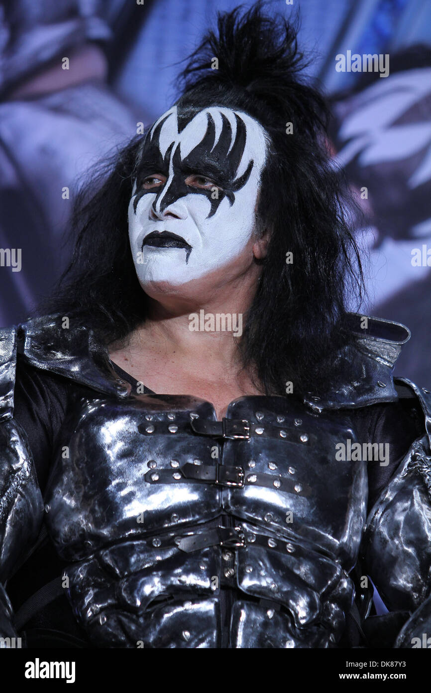 Gene Simmons Motley Crue And KISS Announce Their Co-Headlining Tour Los ...
