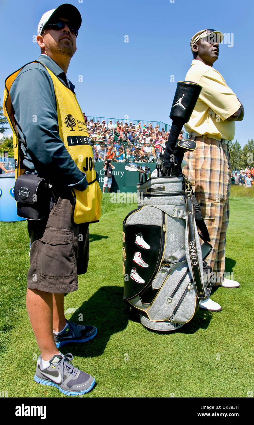 Michael jordan playing golf hi-res stock photography and images - Alamy
