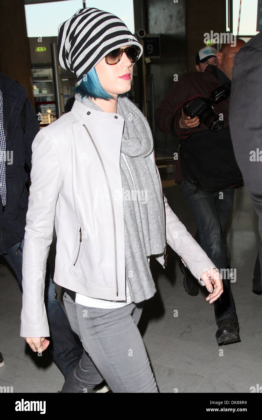 Katy Perry arriving at Charles de Gaulle Airport Paris France - 21.03. ...