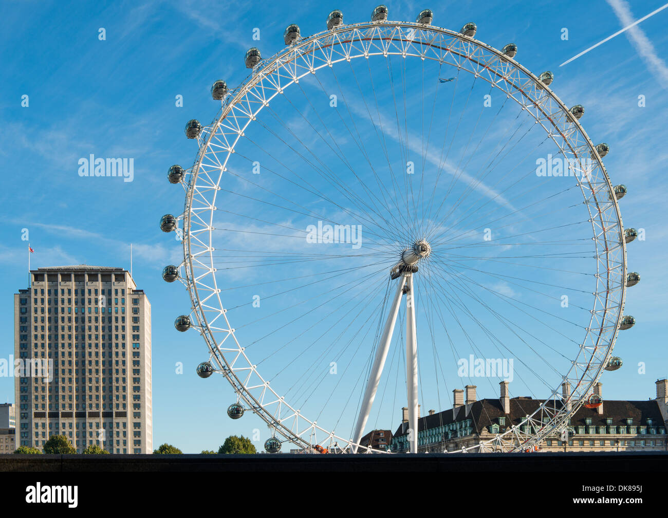 The eye Symbol of London. Blue sky Stock Photo - Alamy