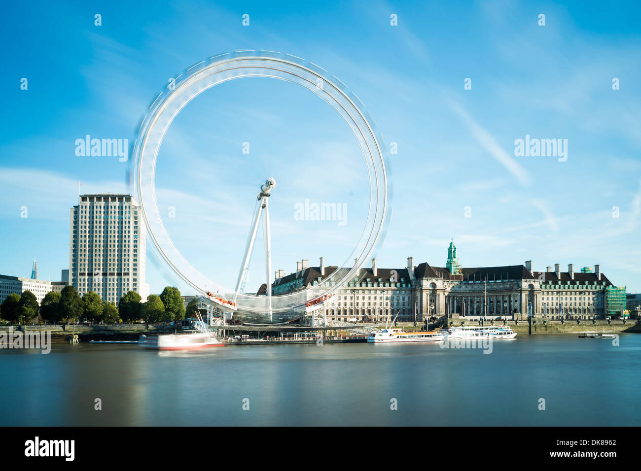 The eye Symbol of London. Blue sky Stock Photo - Alamy