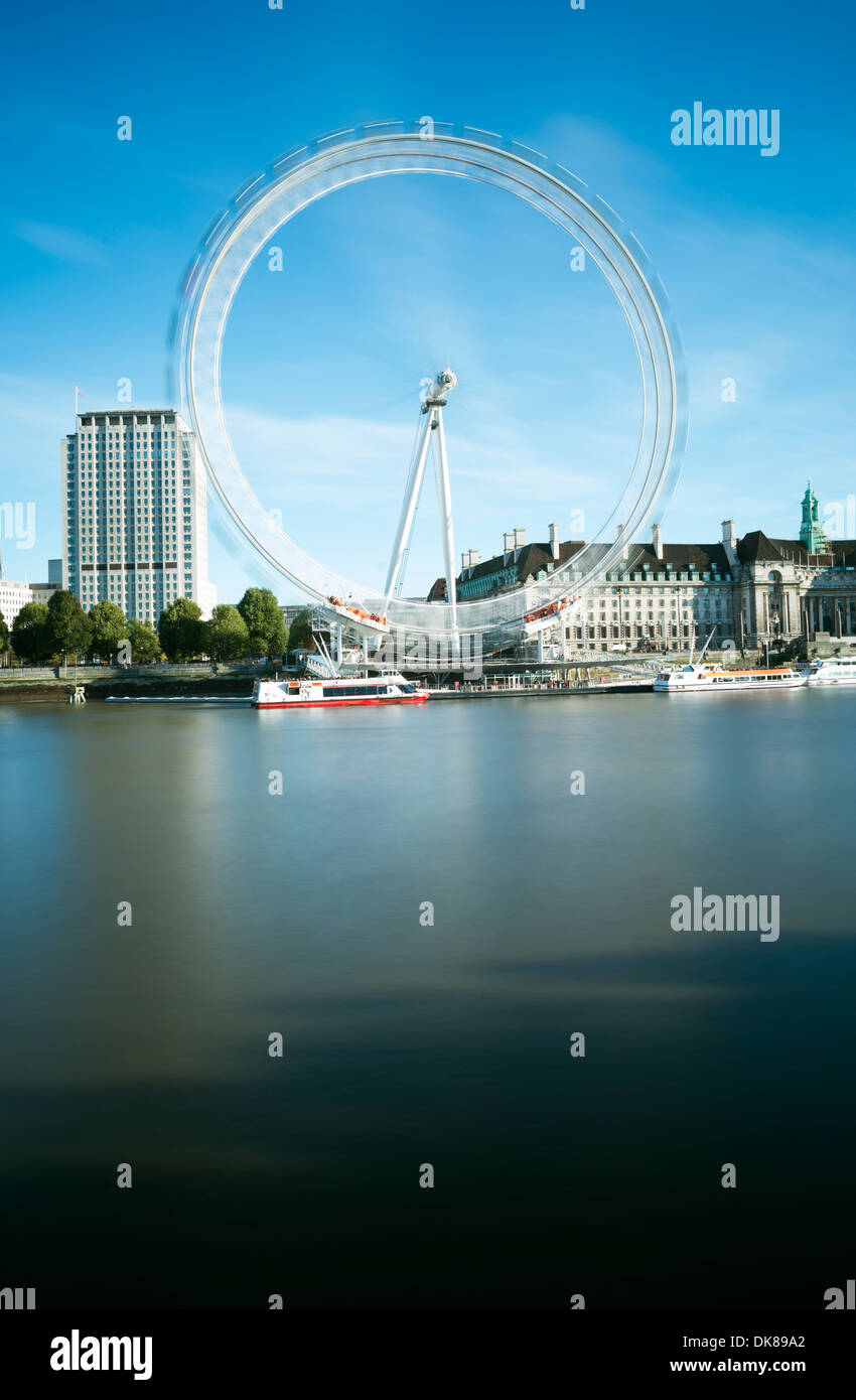The eye Symbol of London. Blue sky Stock Photo - Alamy