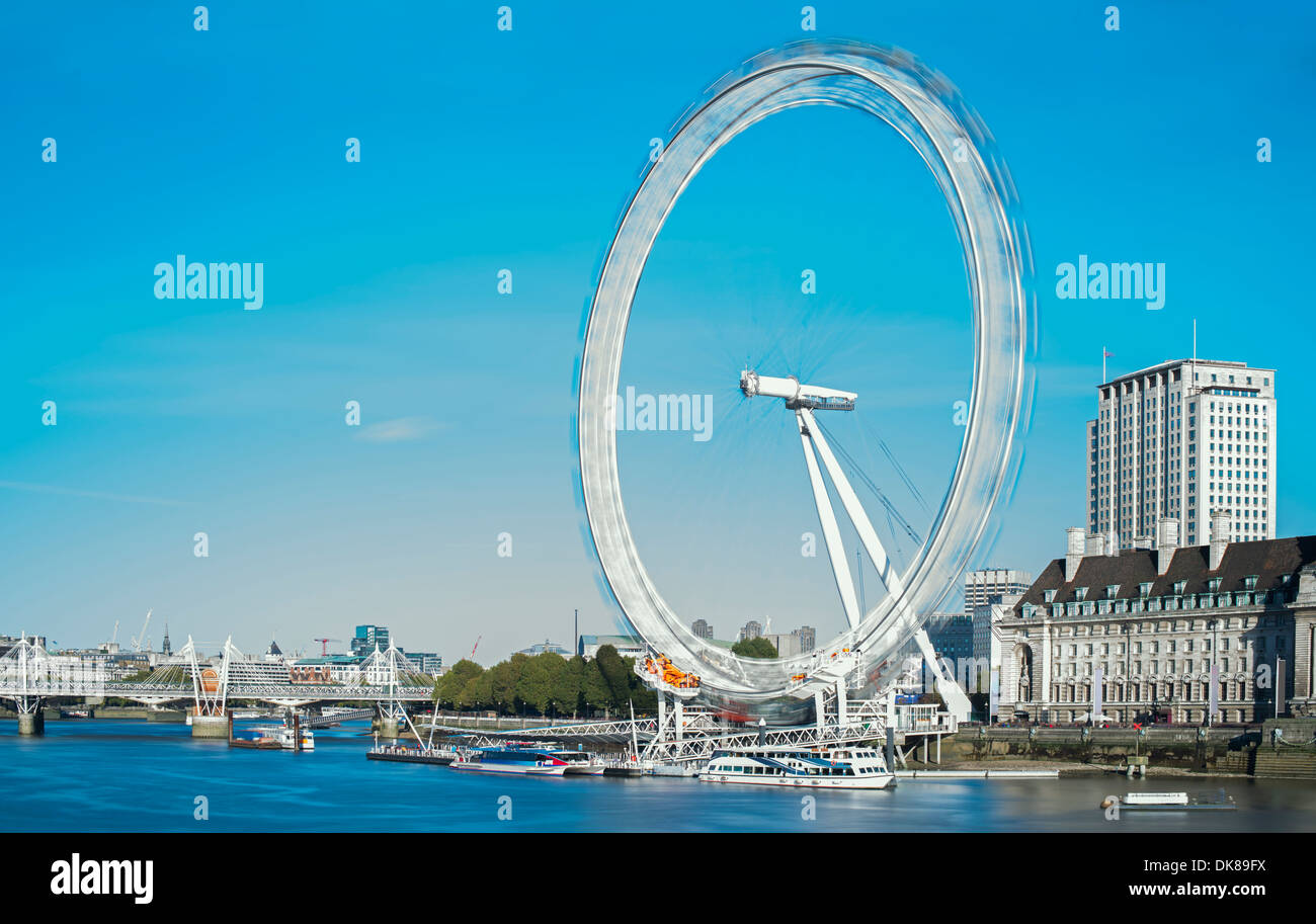 The eye Symbol of London. Blue sky Stock Photo - Alamy