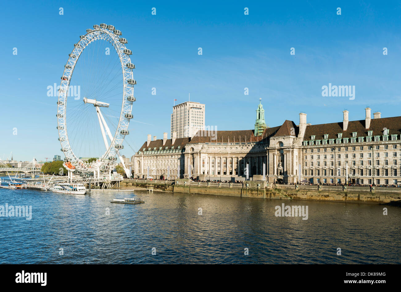 The eye Symbol of London. Blue sky Stock Photo - Alamy