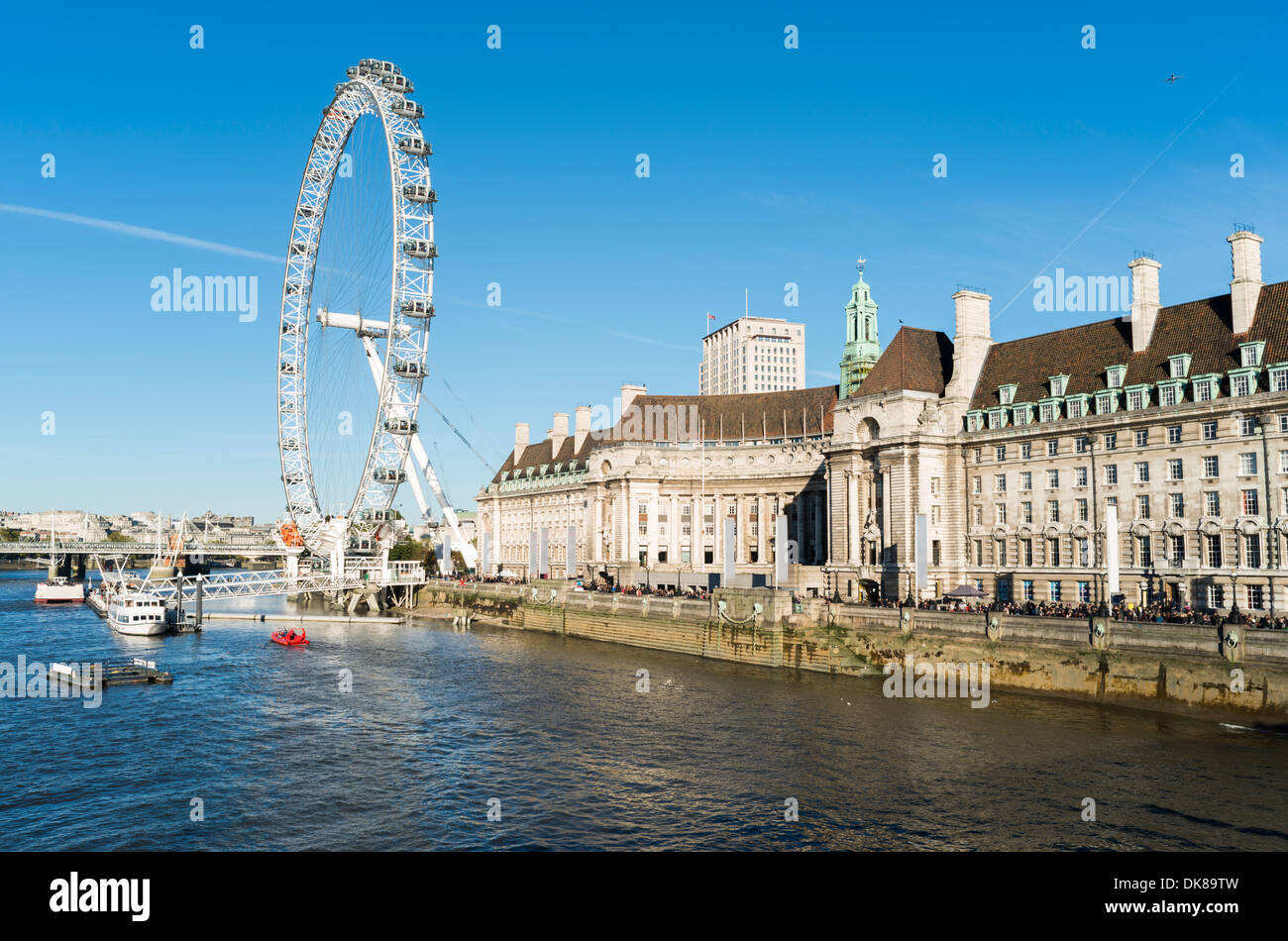 The eye Symbol of London. Blue sky Stock Photo - Alamy