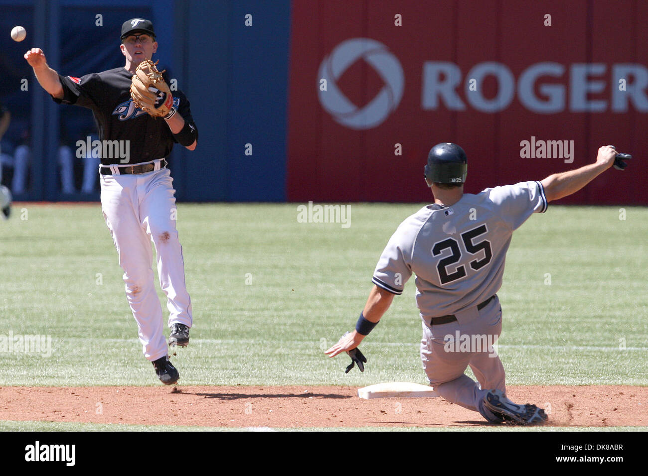 Sliding into 2nd base hi-res stock photography and images - Alamy