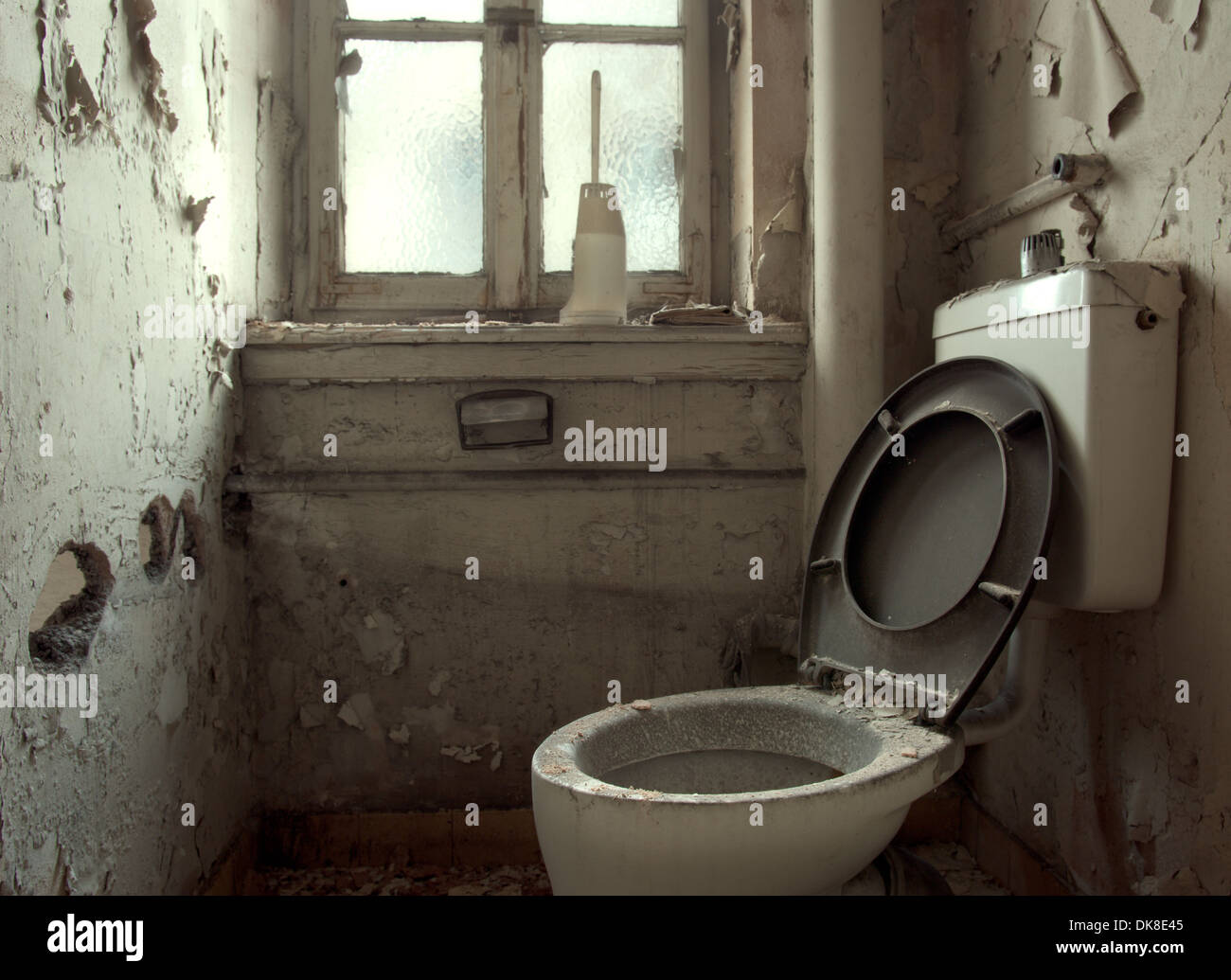 Run down factory hi-res stock photography and images - Alamy