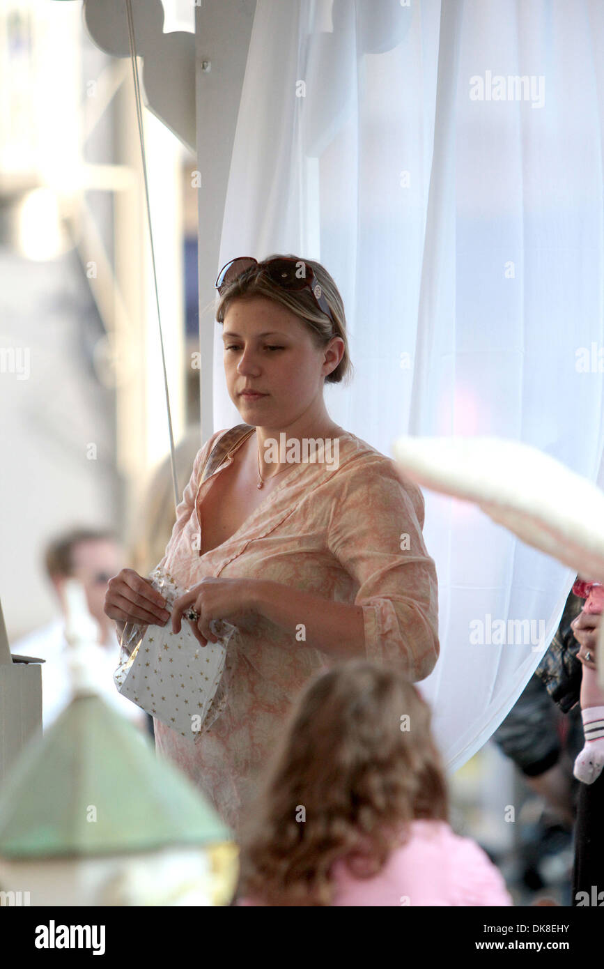 Jodie Sweetin hanging out at Grove with her husband Morty Coyle and ...