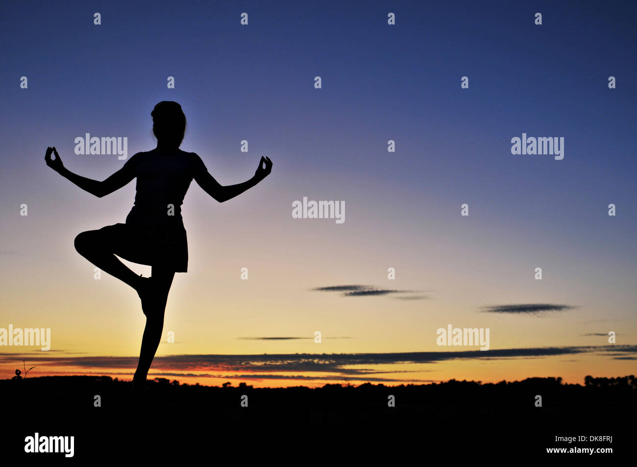 Dramatic pose poses hi-res stock photography and images - Alamy