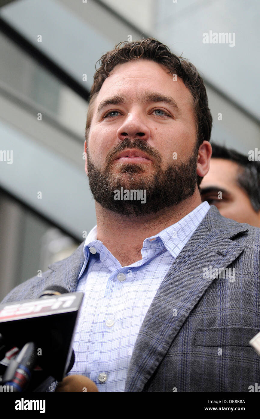 Indianapolis colts center jeff saturday hi-res stock photography and ...