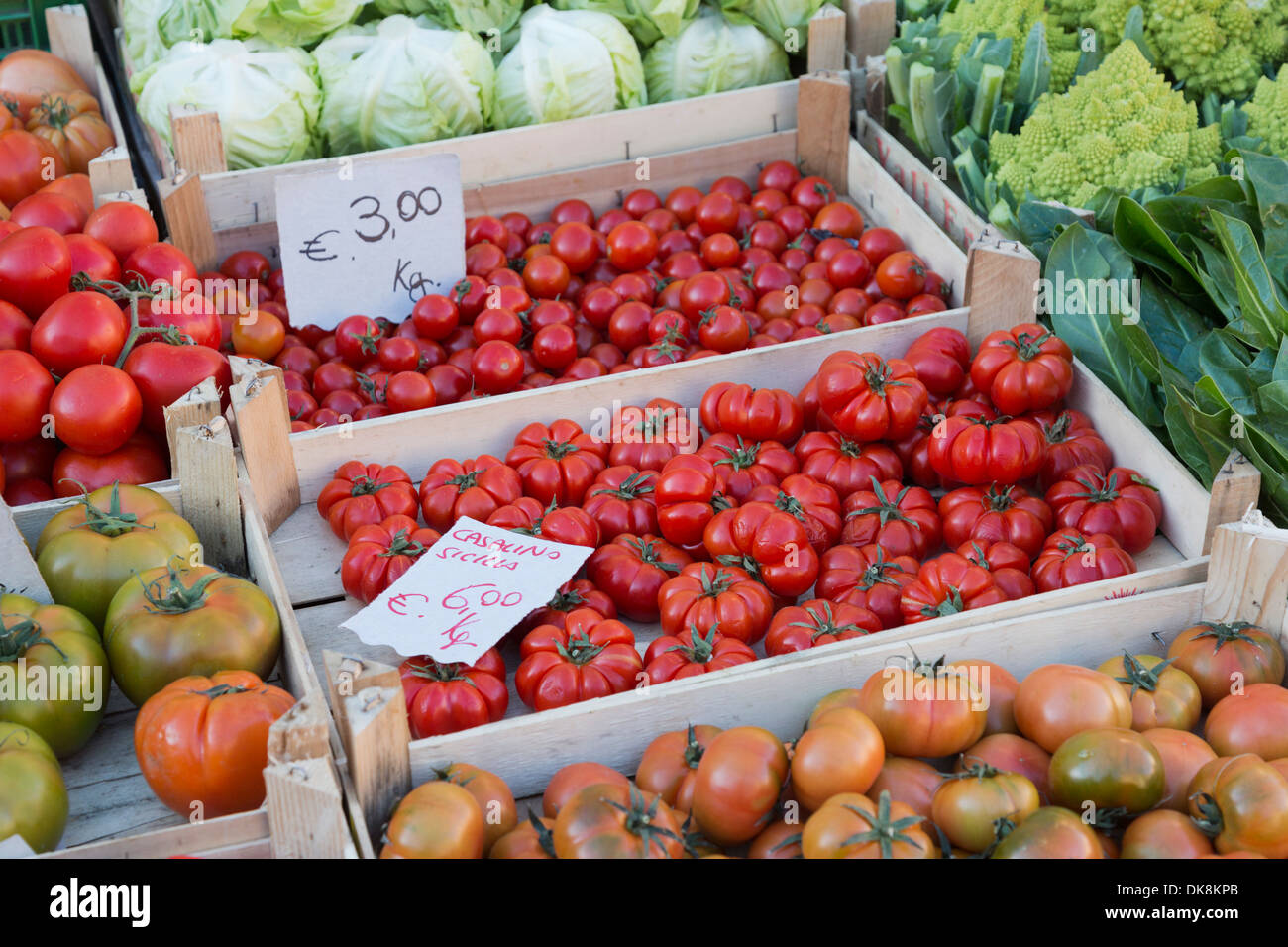 Farmers market tomatoes varieties hi-res stock photography and images ...