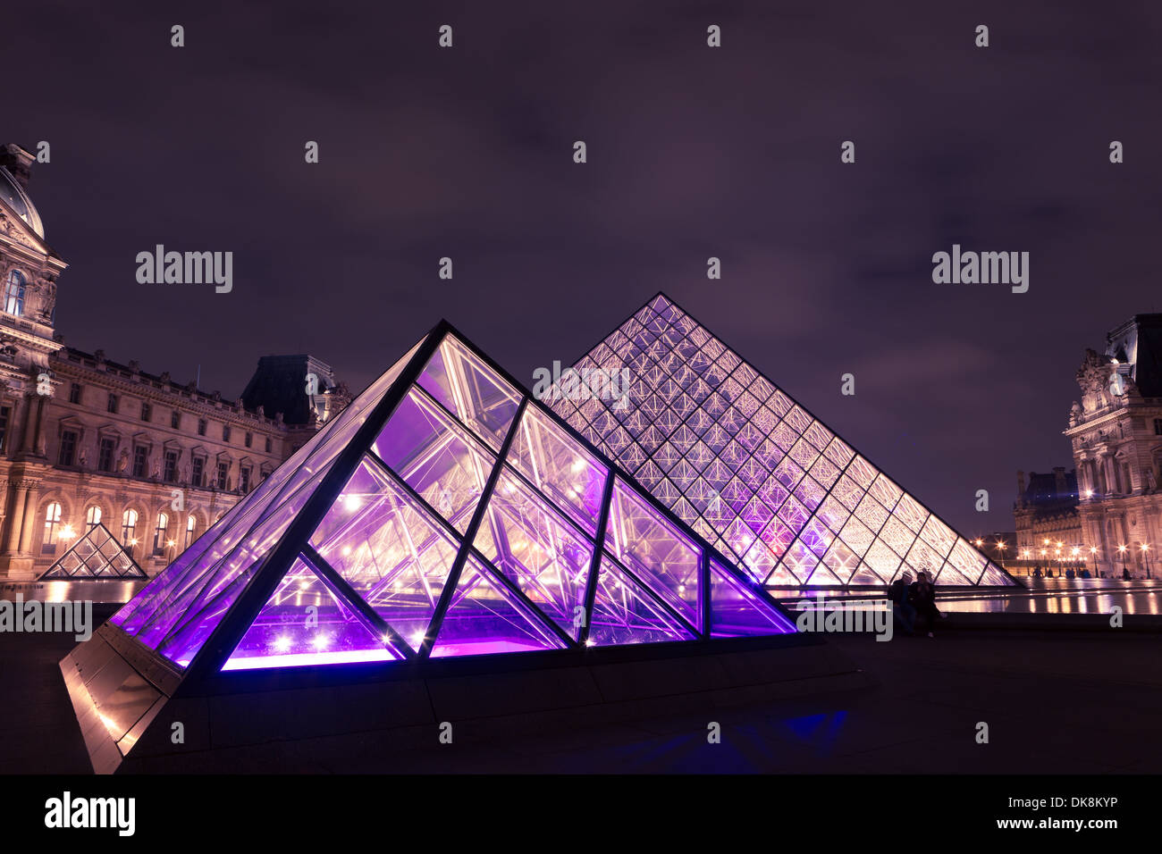 Night scene of the Pyramids of Louvre Museum, Paris Stock Photo - Alamy