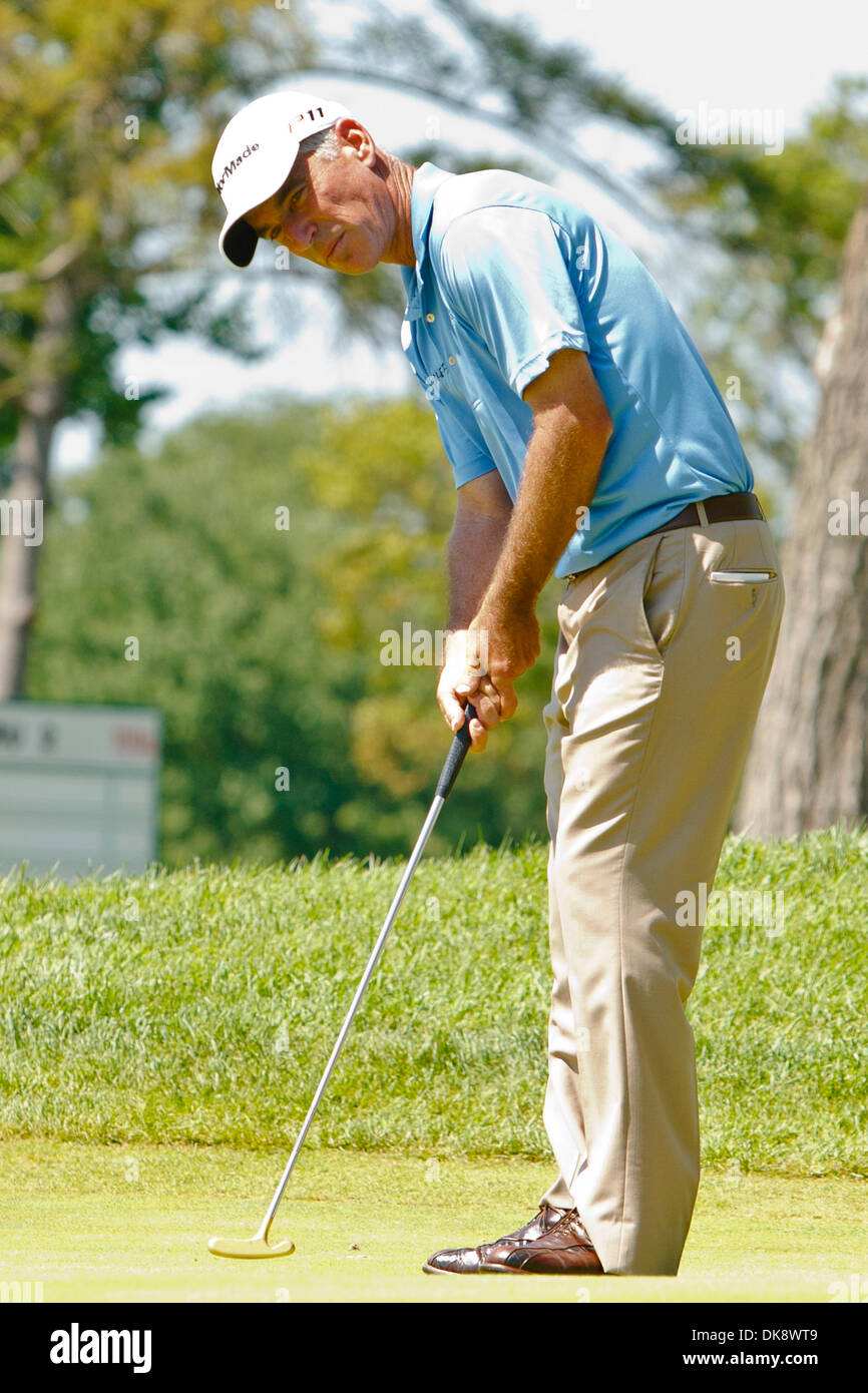 July 31, 2011 - Toledo, Ohio, U.S - Corey Pavin watches his putt roll ...