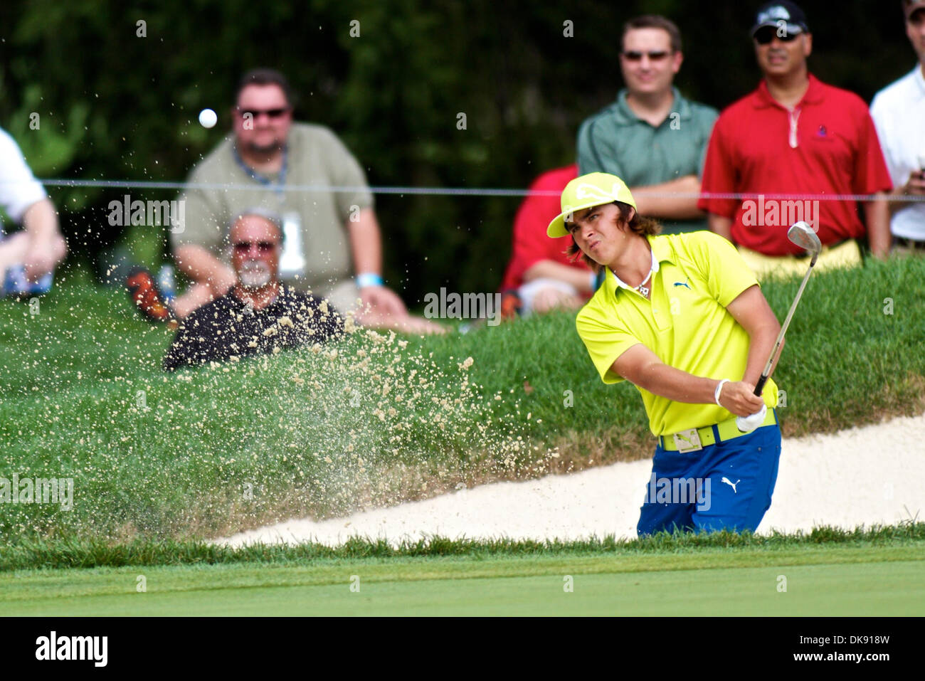 Aug. 5, 2011 - Akron, Ohio, U.S - Rickie Fowler chips from the sand at ...