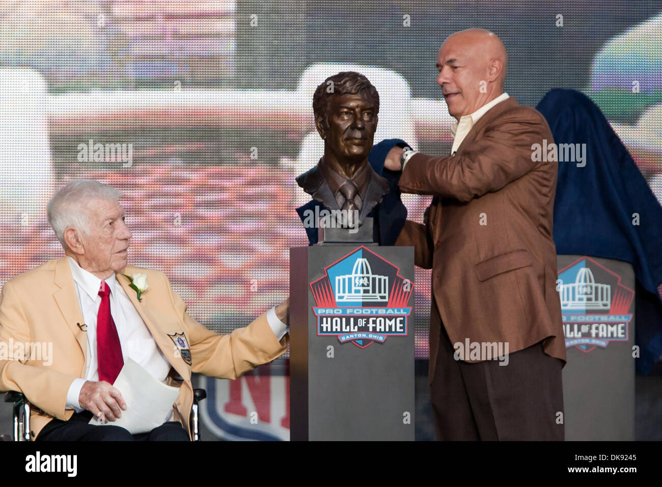 Aug. 6, 2011 - Canton, Ohio, U.S - Ed Sabol and his presenter and son ...