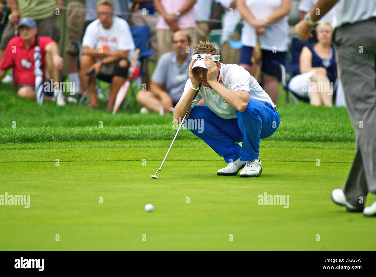 Aug. 6, 2011 - Akron, Ohio, U.S - Ian Poulter lines up his putt on the ...