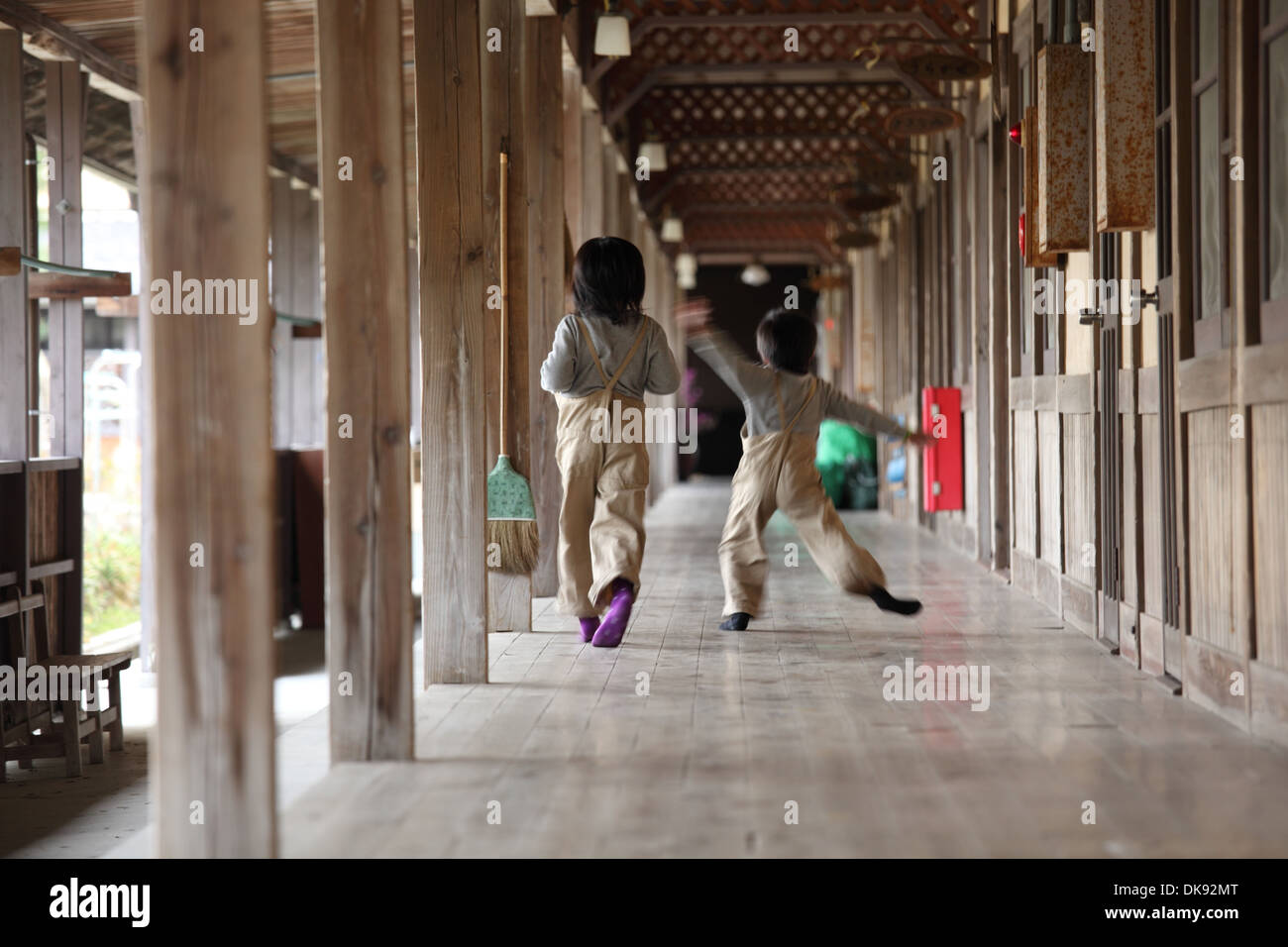 School cleaning japan classroom hi-res stock photography and images - Alamy