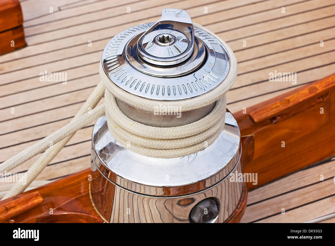Close-up on a winch used to control sails on a sailboat Stock Photo - Alamy