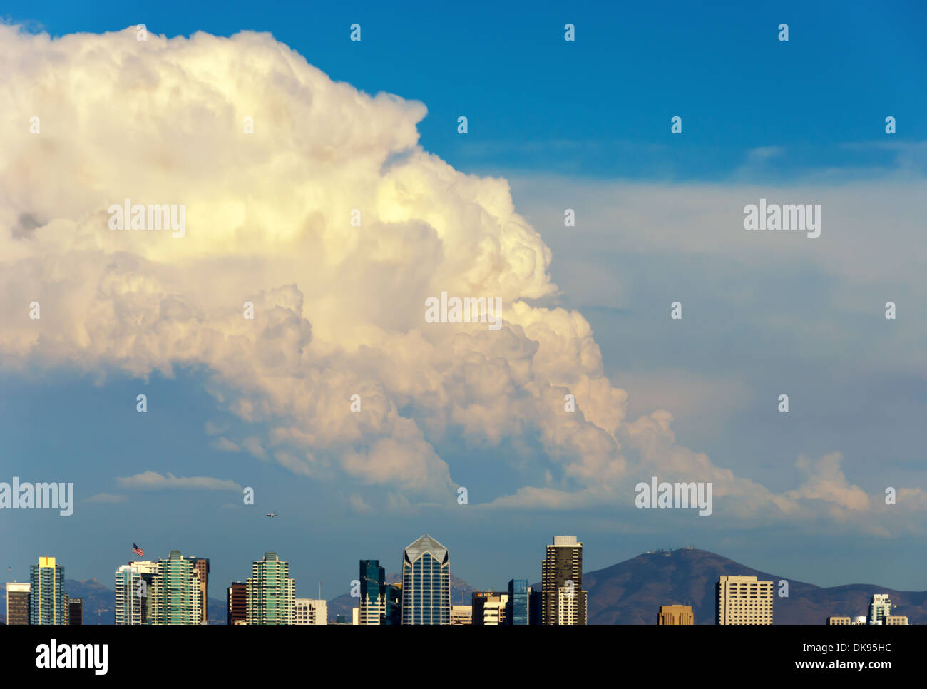 Cloudy urban skyline hi-res stock photography and images - Alamy